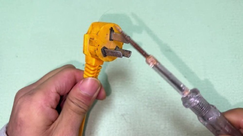 检测用电器是否漏电,真的是太简单了,只需测一下插头就行