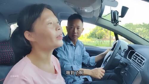 美女打车不给钱,还把手机落车上,看看司机如何整治她?太搞笑了