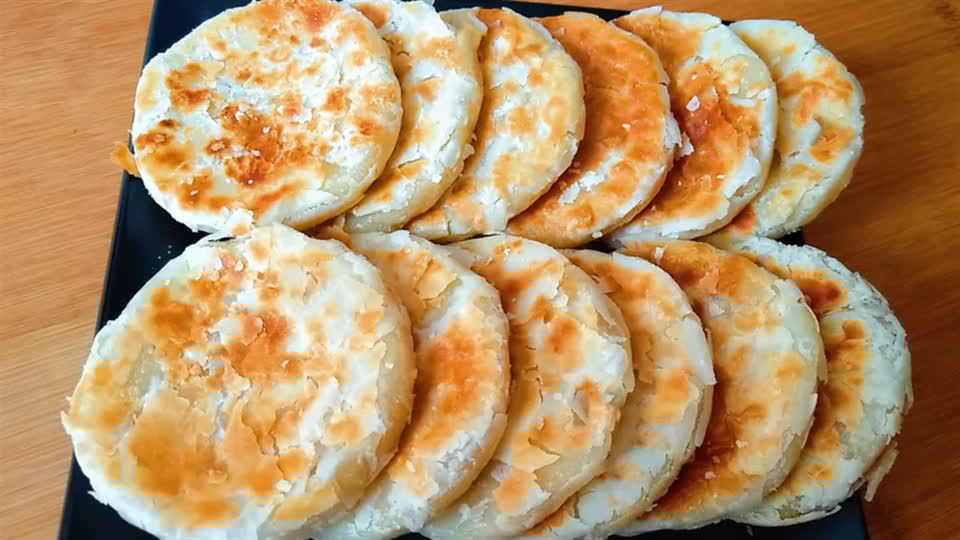 糖酥饼教程,咬一口酥掉渣,从和面到烙制详细讲解