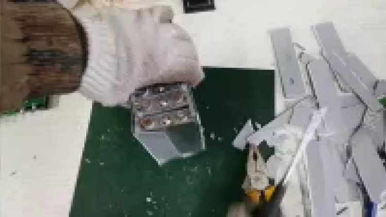 今天拆了一组报废锂电池!电池都鼓包了!拆解过程非常不顺利