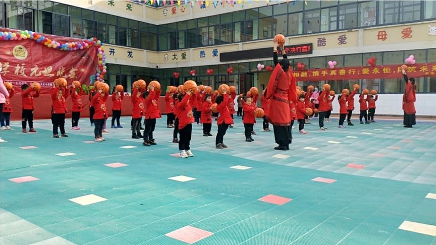 中班小朋友《篮球表演》