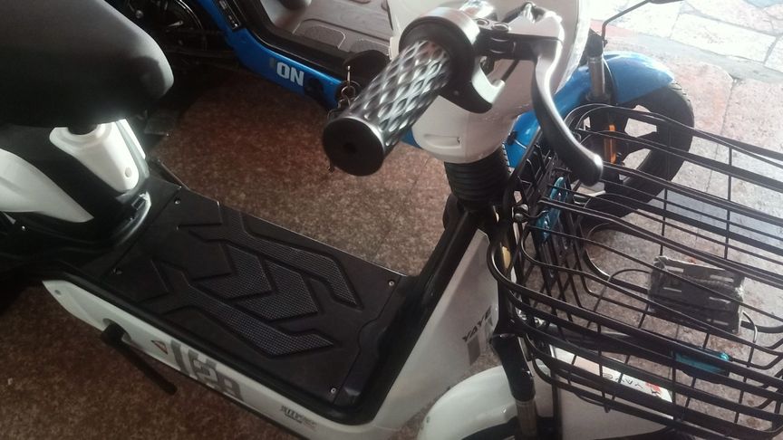 电动自行车摔了一跤,起来之后骑不走了,我们看看是怎么回事。