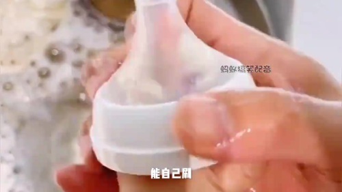 从小孩子就应该独立自主地开始学习碗碗的刷洗技能