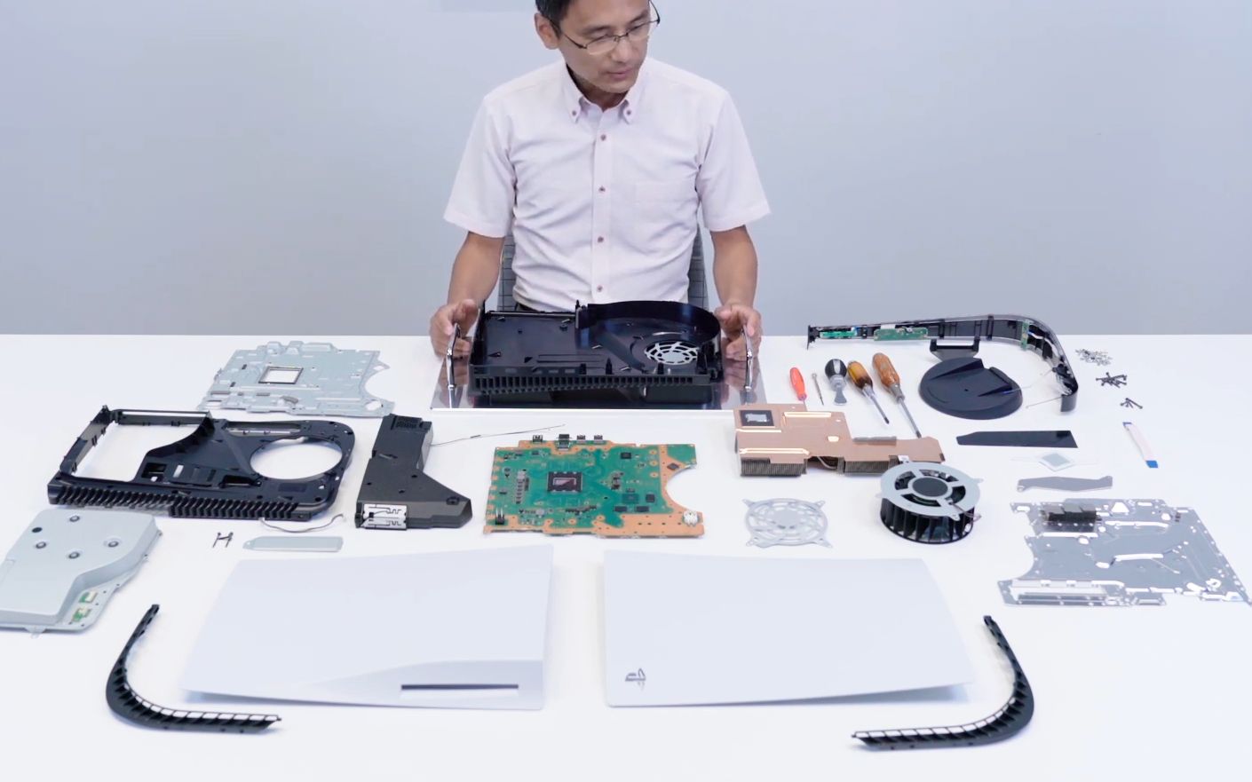 PS5官方拆机视频,内部构造体现工业设计的艺术!(中字)