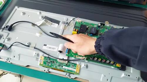 TCL电视屏幕突然变暗黑屏?3招快速解决,省下维修费!