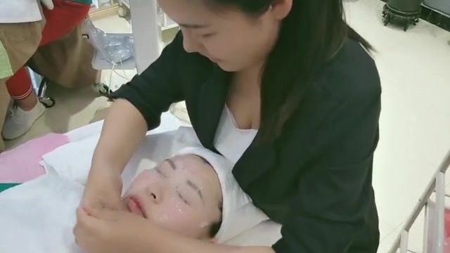 美容师初学技法——芦荟灌肤