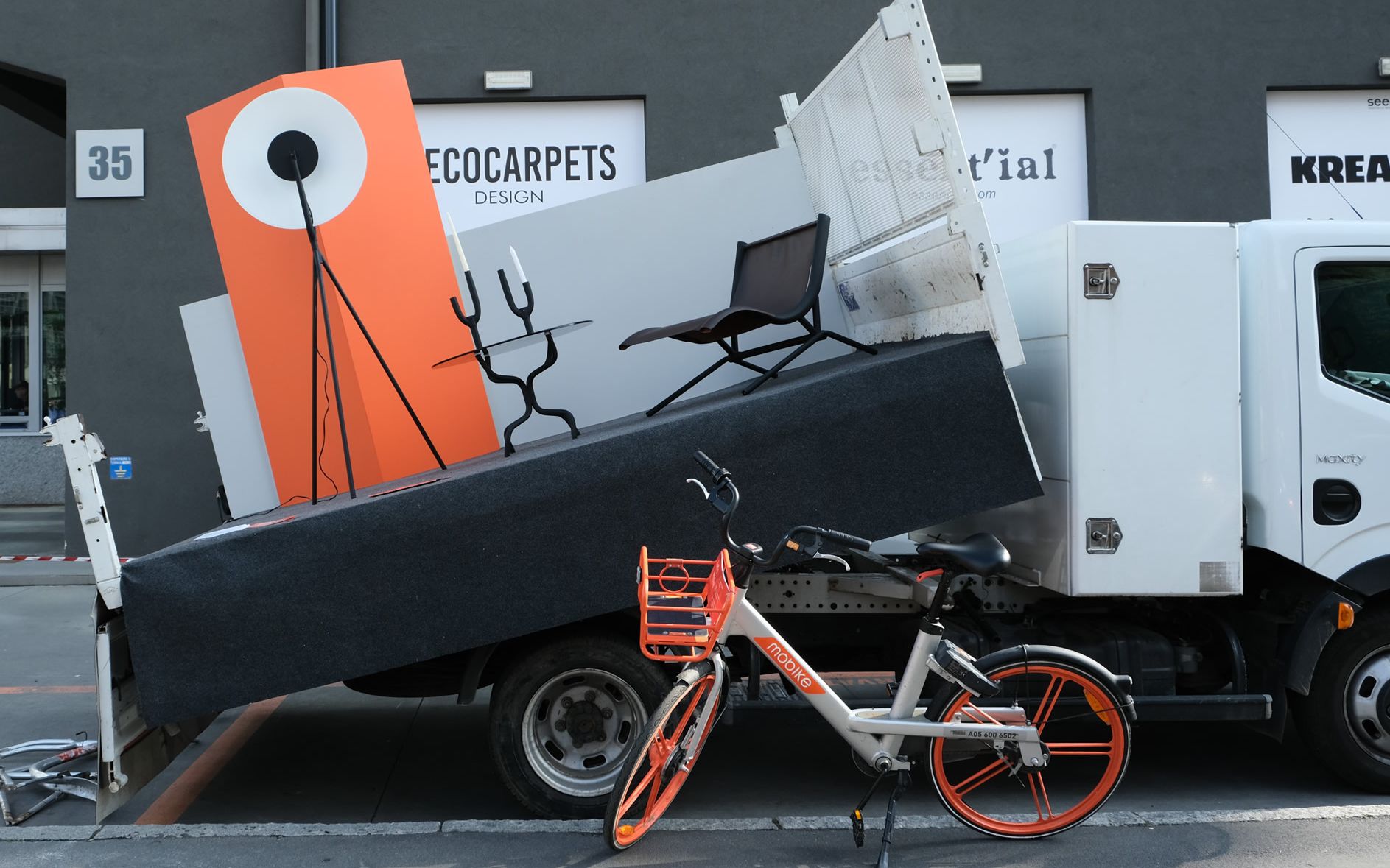 鬼才设计师!把废弃共享单车变成了家具,这创意让人佩服