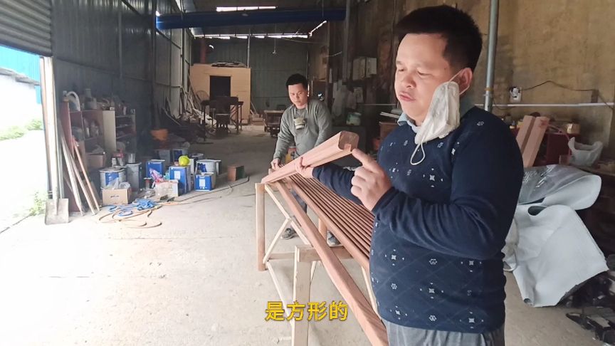 沙比利材料实木扶手处理的第一步,做底漆,喷漆施工又快又好