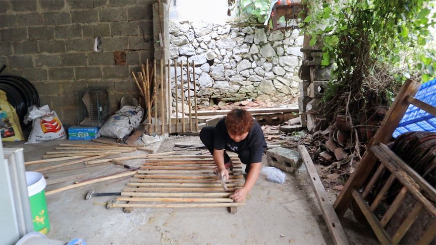 农村大姐变身木匠,亲手打造老式木门,这技术太棒了