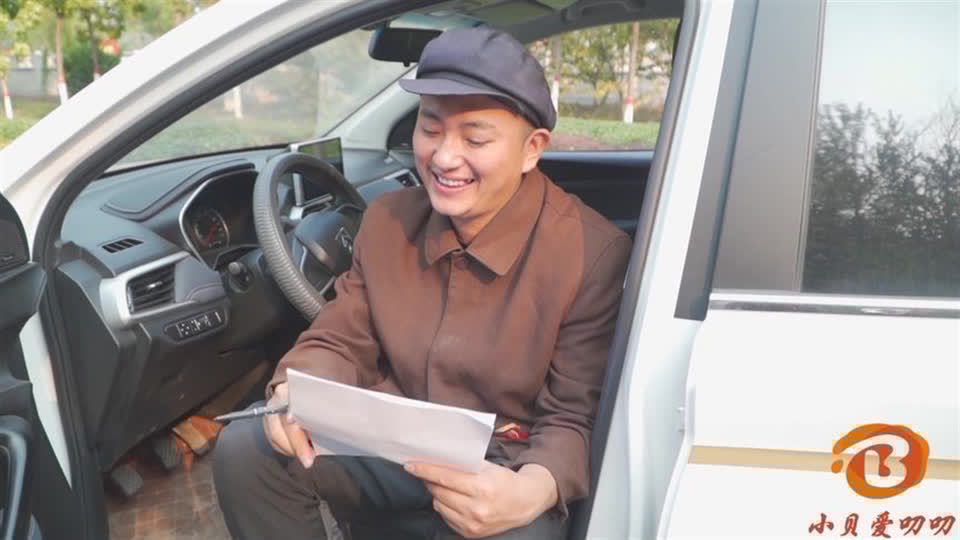 搞笑铁公鸡问美女借车,没想却计算该加多少油,太抠门了