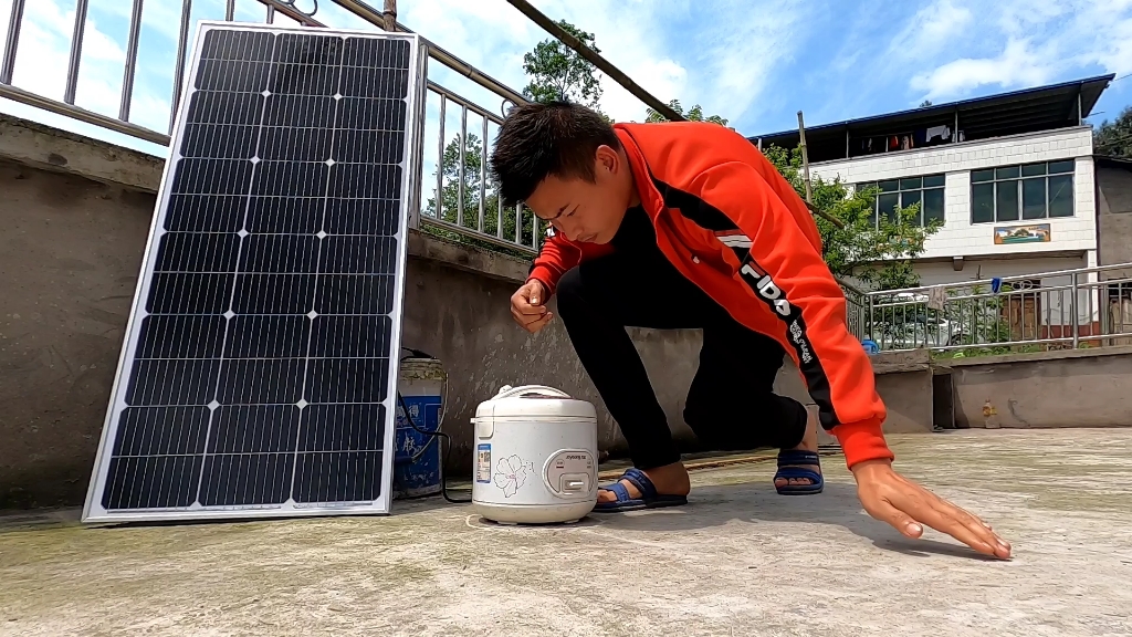 小伙用12伏100瓦太阳能光伏板煮饭,挑战成功与否尽请期待!