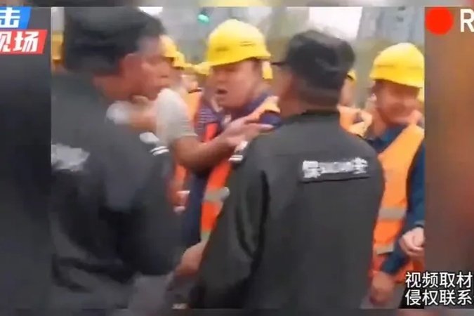城管保安齐上阵,阻止农民工路边买饭吃,声称 -吃饭去食堂吃