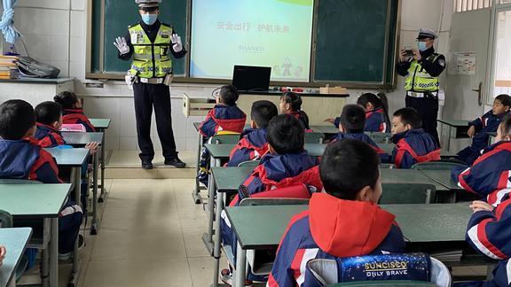 护航开学季 成都交警蜀黍进校园开讲交通安全第一课
