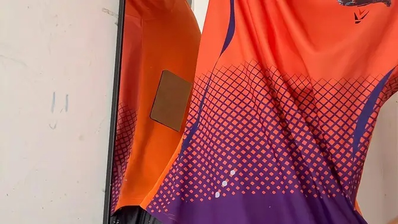 天哪这样衣服就补好了吗,真奇葩啊,衣服破了个洞