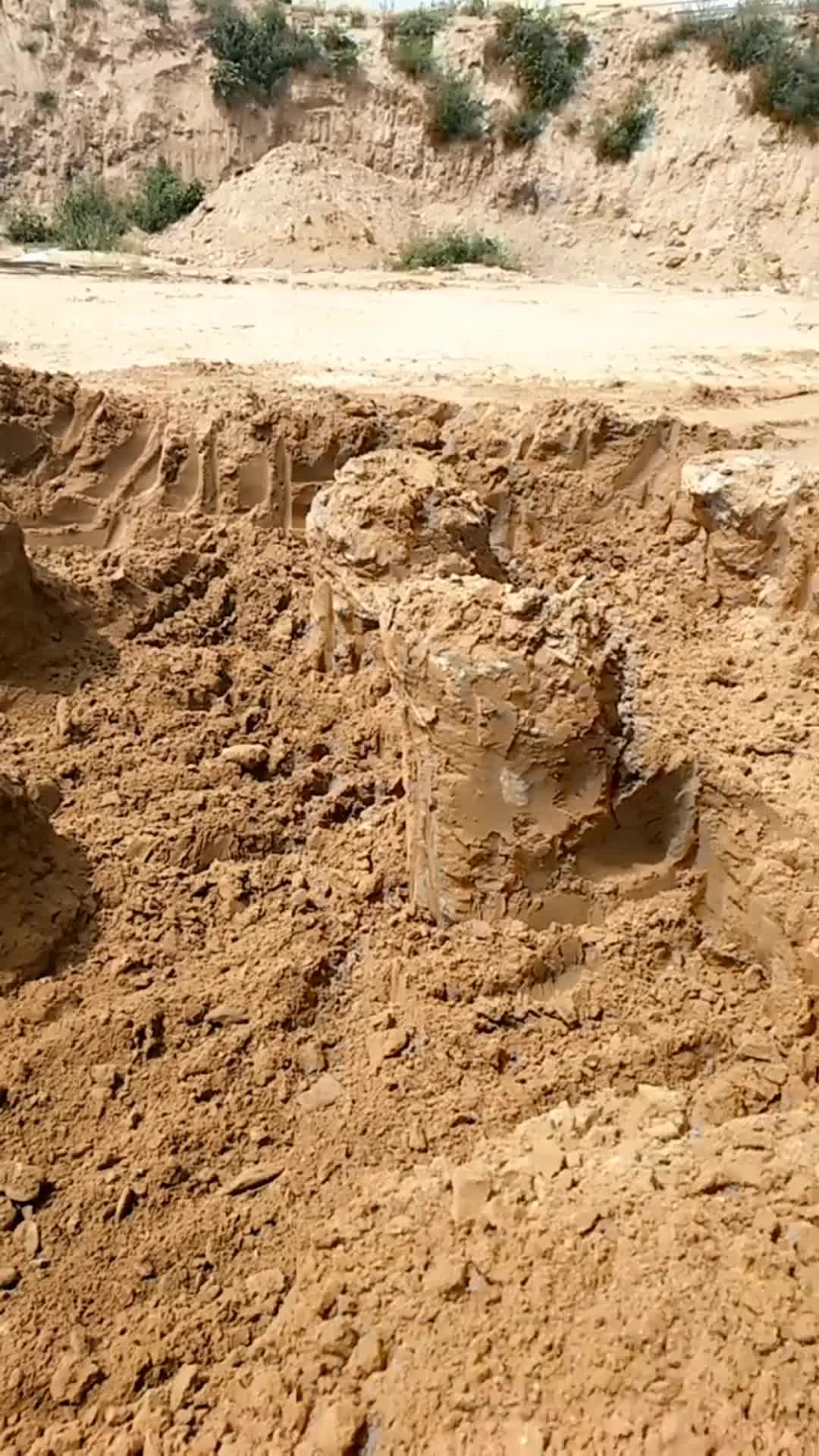 机械挖桩间土,土方工程量不扣除桩头所占体积