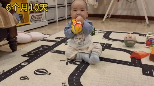 宝宝出生6个10天了,口欲期疯狂咬玩具