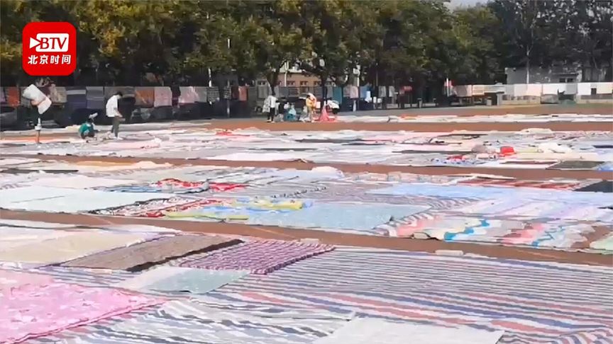 高校在操场铺满防雨布方便学生晒被子 学生:学校太贴心了!