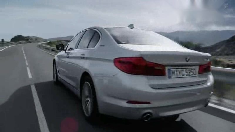 实拍:2019新型混合动力车,宝马530E,油电两用!