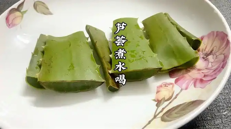 芦荟捣碎冲水喝,想不到那么好的作用,解决了很多人的困扰,实用