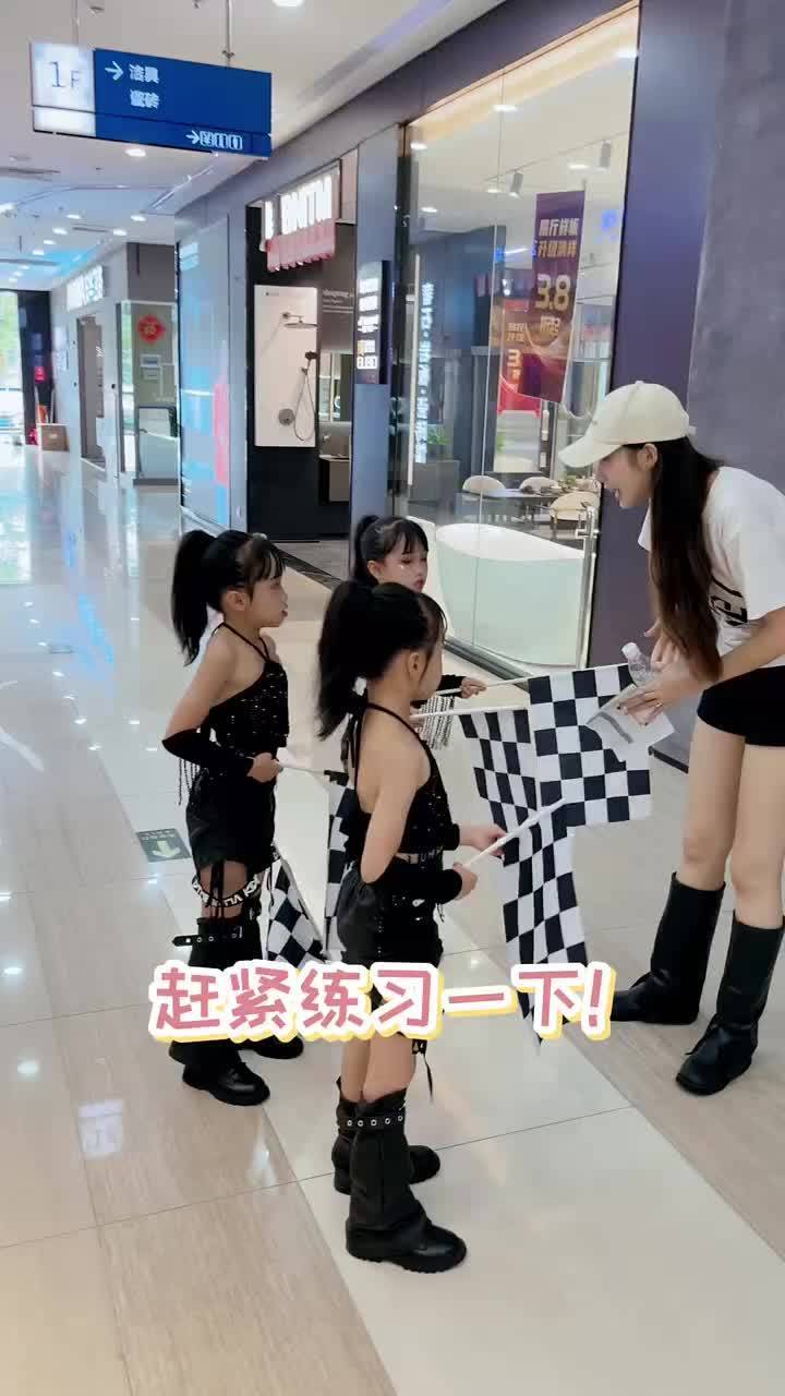 姐妹这次的模特演出表现怎么样呢?