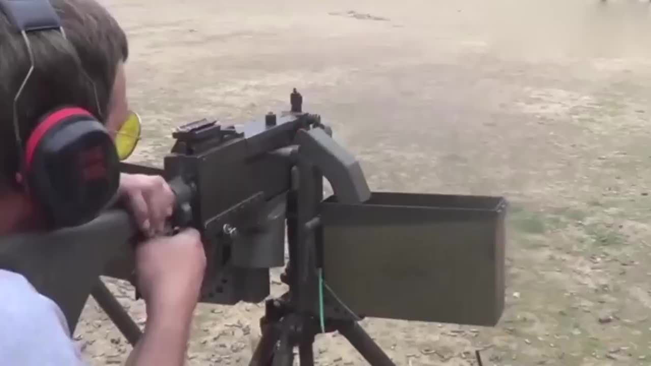国外靶场射击视频,各种枪械应有尽有,子弹管饱!
