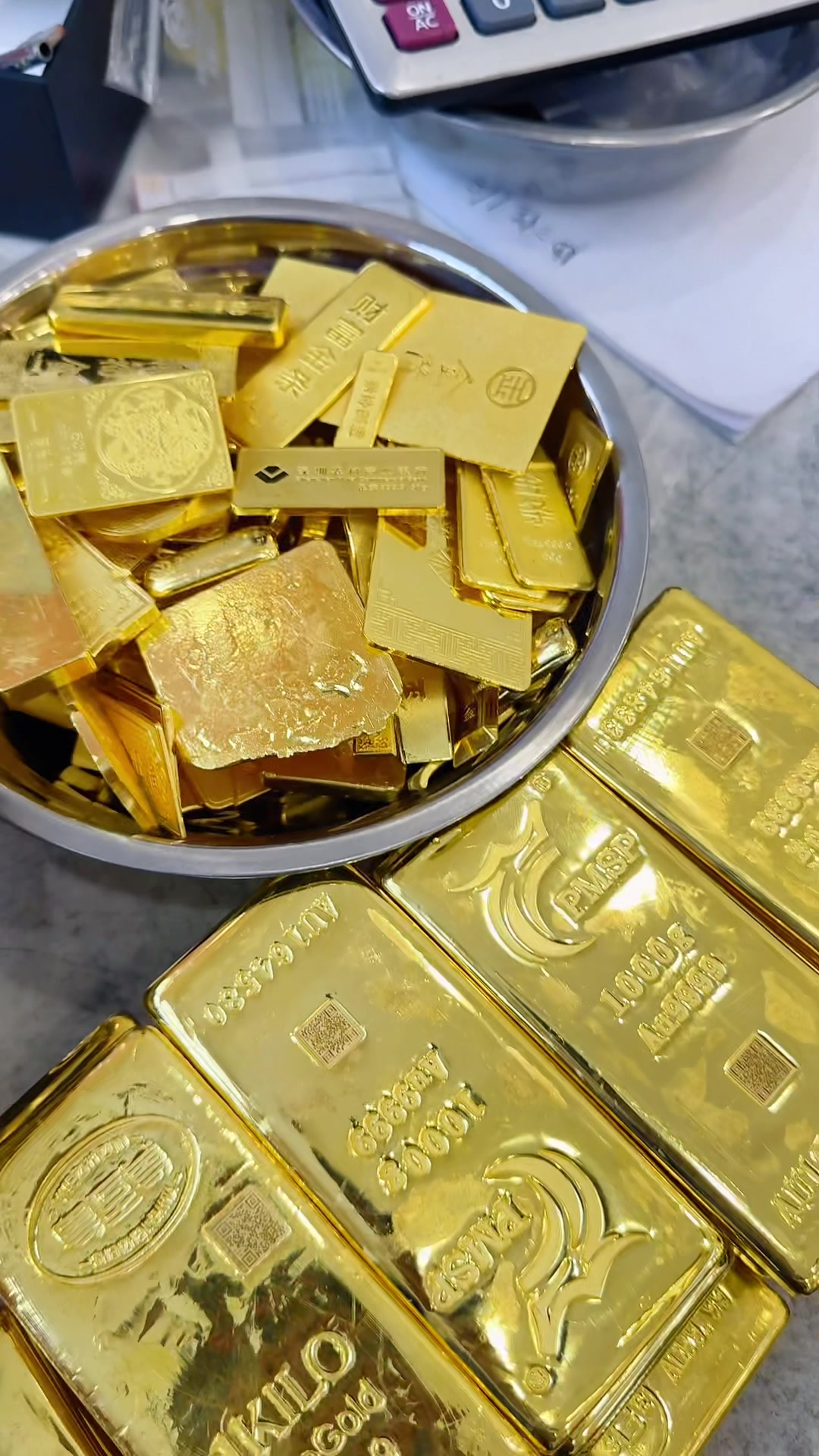 国内实物金价冲高582/克之后,大跌至561左右,后市是继续调整还是千金...