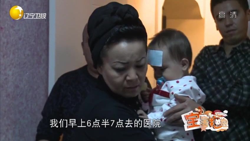 妈妈感冒传染宝宝,宝宝呕吐不止,一家人很心疼