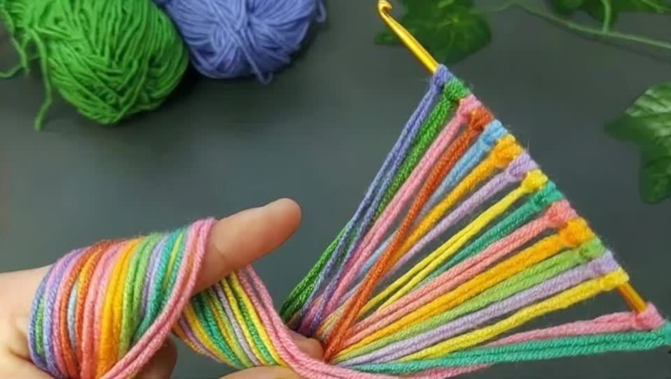 零碎毛线千万别扔,简单编织可爱的小挂件,喜欢赶紧学做一个吧