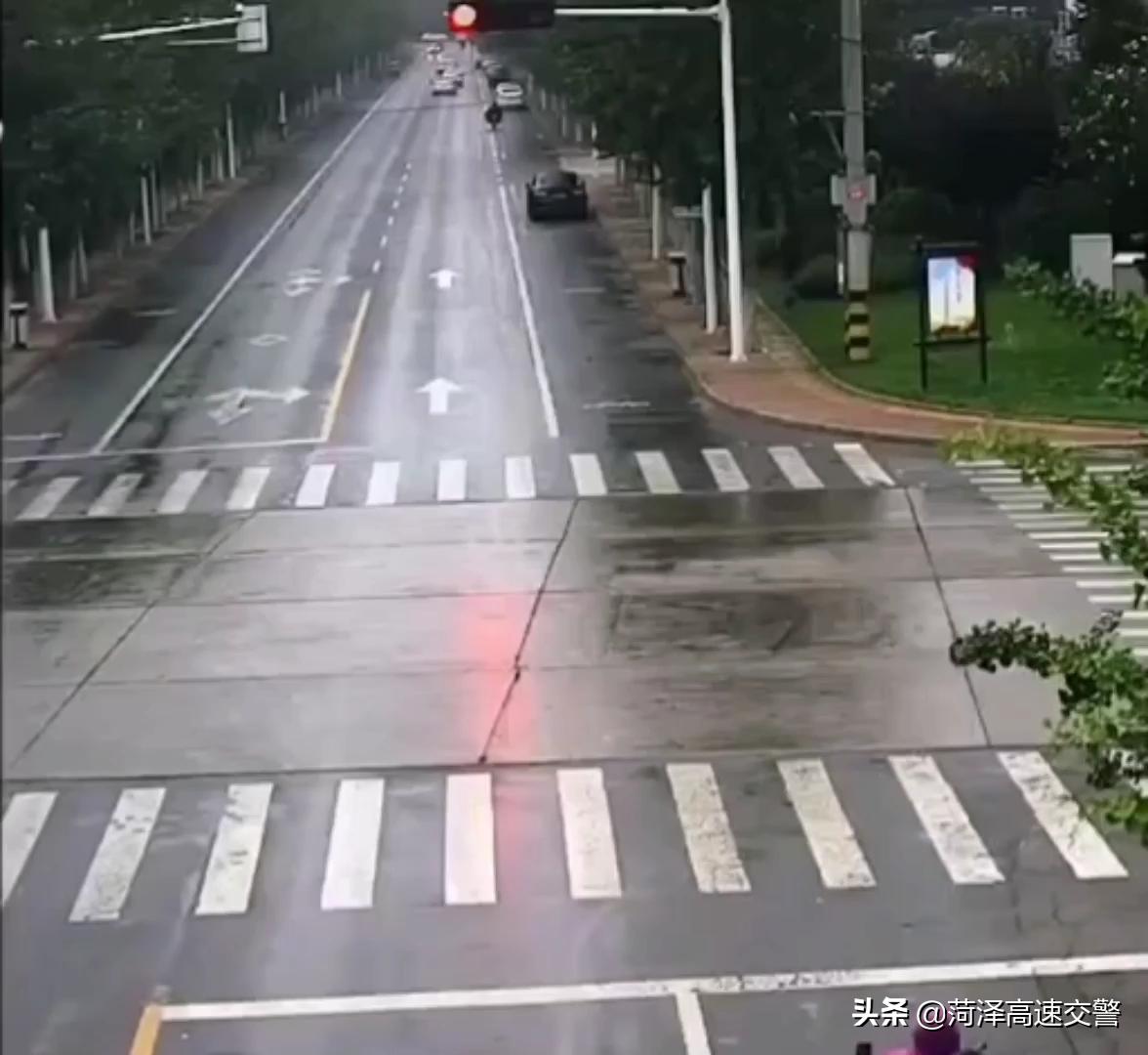 ...事故造成两车不同程度受损,王某夫妇腿部骨折受伤严重。经认定,由于...