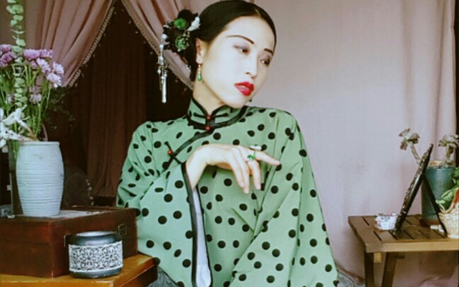 ...设计高端定制纯手工旗袍《西厢月》就这样不需要绫罗绸缎的面料,...