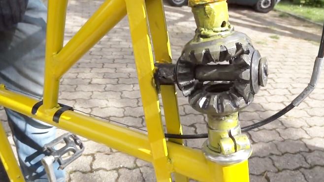 有趣,汽车差速器放到自行车上就成了反向驾驶