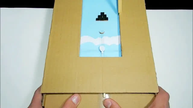 牛人用纸板DIY模仿手机游戏,没想到玩起来效果还真挺好