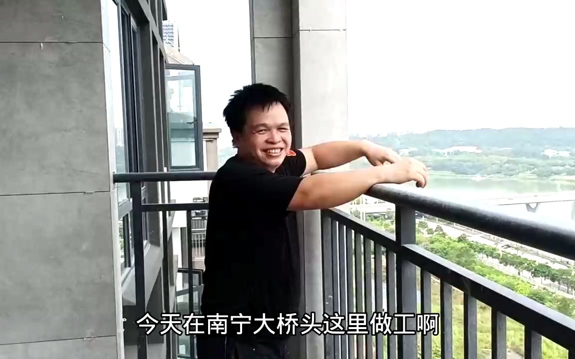 可以看到地标建筑的江景房再配上玻璃实木扶手,效果很拉风