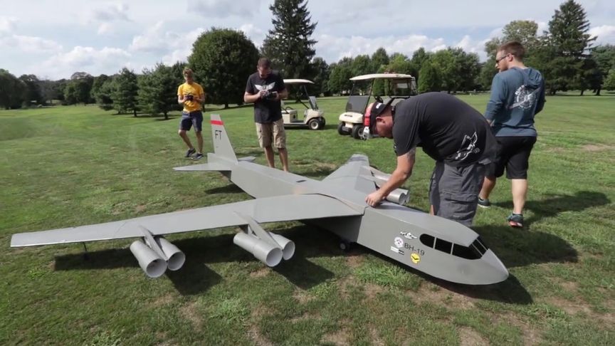 国外小伙用泡沫制作B-52轰炸机,能成功飞上天空吗?一起来见识下