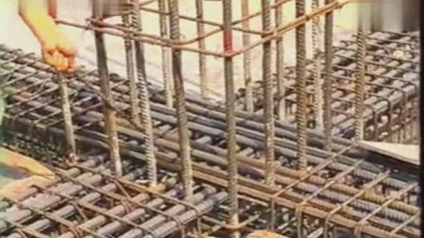 几个建筑钢筋工友刚绑扎完的梁柱,随后工程监理就挑毛病