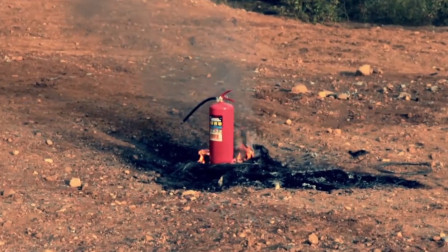 灭火器在火中爆开还能灭火吗?网友:打开的方式不对!
