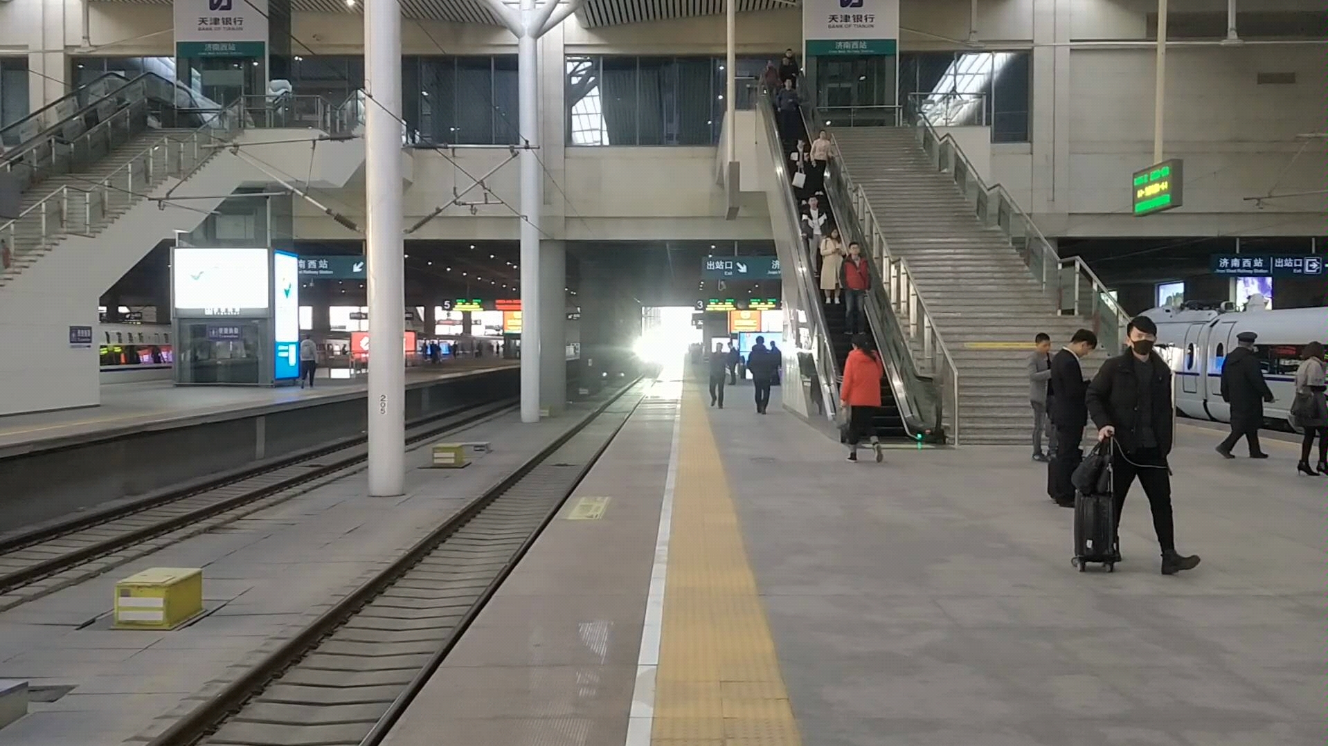 【中国铁路】G195进济南西站