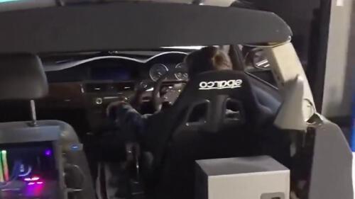 宅男不爱出门,就自己做了一个汽车模拟器,照样能找到驾驶的乐趣!