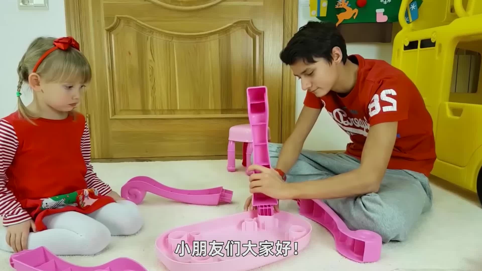 小萝莉学习认识四种形状,有长方形三角形圆形正方形,好厉害呀!