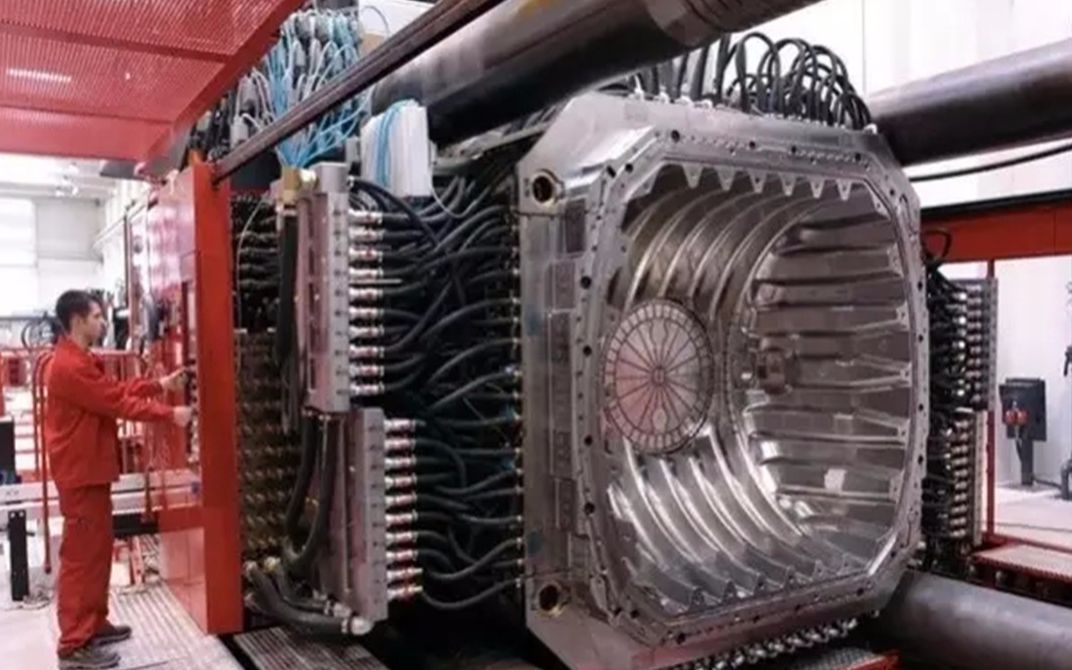 实拍:2580T大型注塑模具现场生产,难得一见