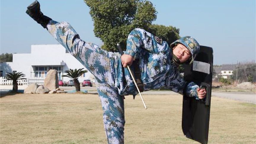 酷,跟着警卫兵学警棍盾牌术,包教包会!