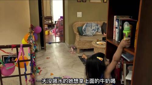 小女孩拿着安眠药给妈妈吃,他的妈妈已经自杀