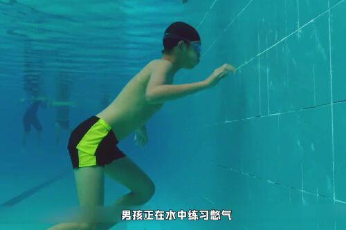 小男孩在泳池内,差点被淹死