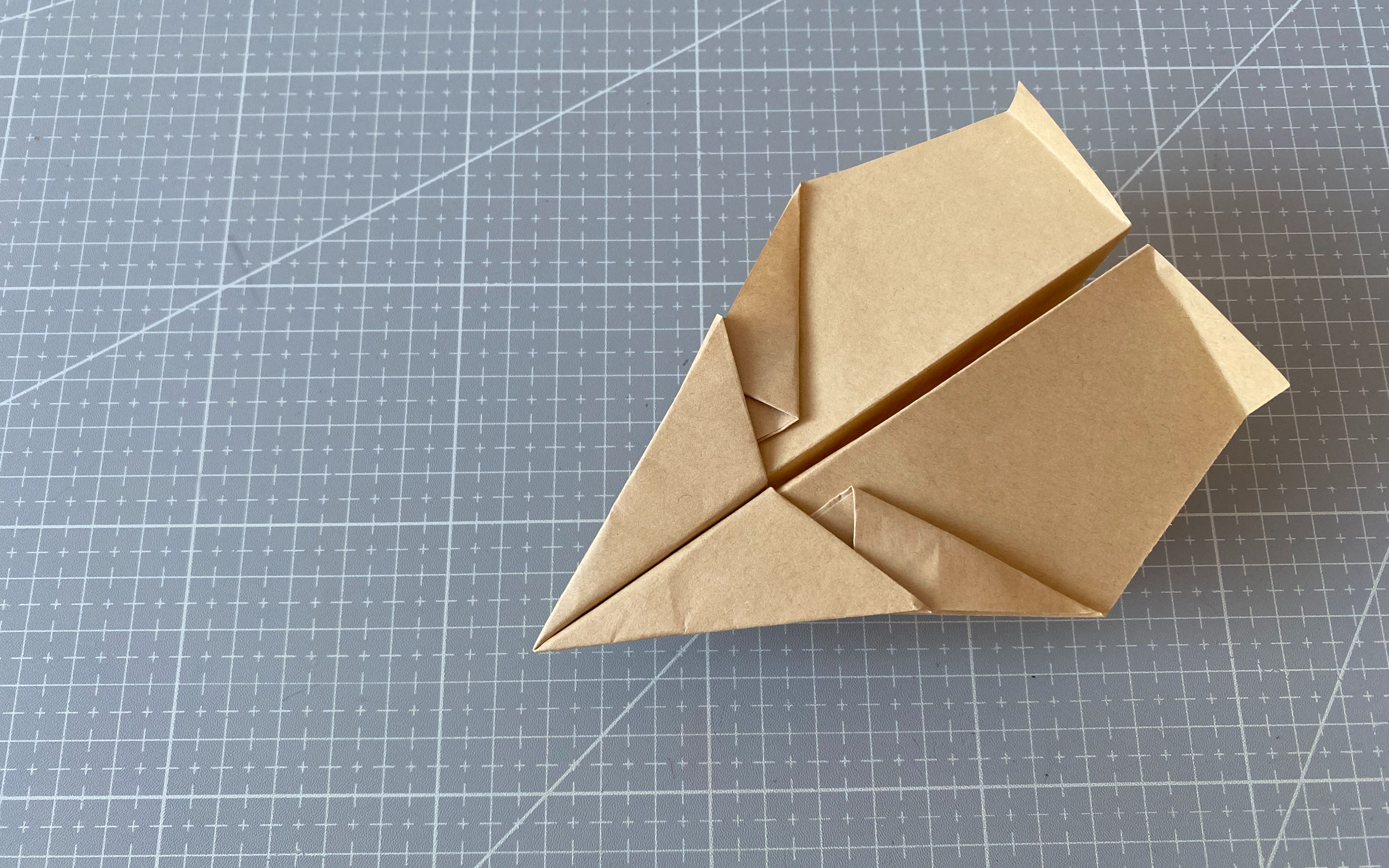 教你折返航之王纸飞机,用力扔窗外也能回手里!