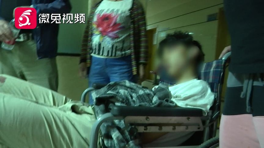 贵阳一男子疑似酒驾骑摩托,连撞两车!致两人受伤