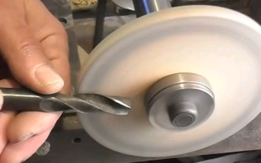 手超稳:麻花钻磨成木工铣刀: