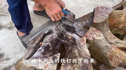 怎么用木头制作桌子,小伙使用木头制作了一个漂亮的实木桌子