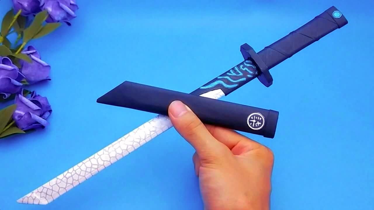 好玩不伤人的伍六七魔刀千刃,简单拉开变换长剑,用纸就能做一把