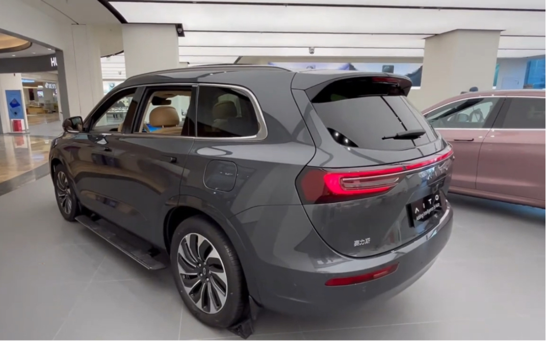 2023款华为问界M7试车