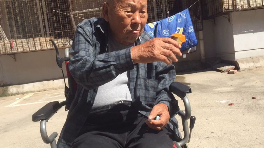 栏杆扶手做完后,大爷扶着栏杆爬下去了